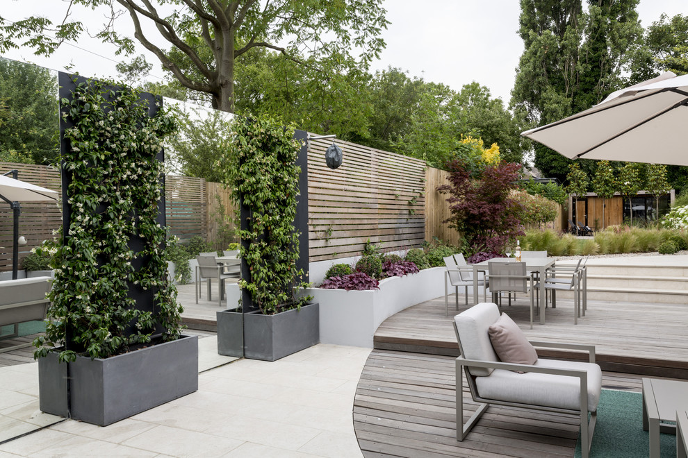 A contemporary curved designer garden - Modern - Landscape - London ...