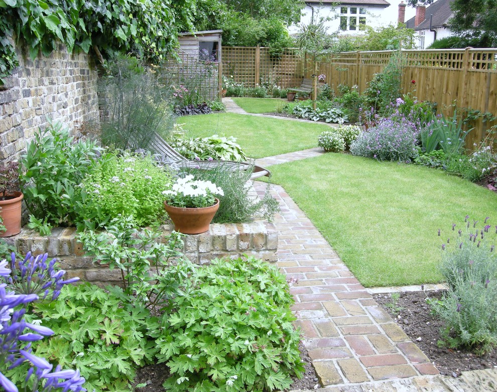 A country-style garden in Wimbledon - Farmhouse - Landscape - Surrey ...