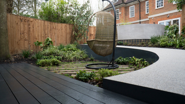A curved garden design and landscaping - Contemporaneo - Giardino ...