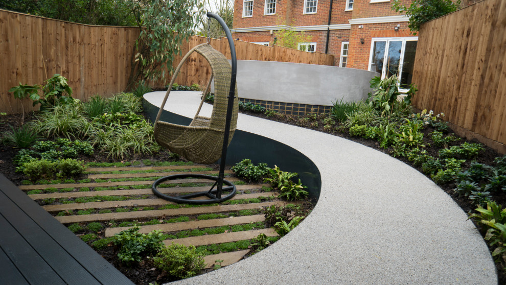 A curved garden design and landscaping - Contemporary - Garden - London ...