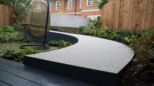 A curved garden design and landscaping - Contemporary - Garden - London ...