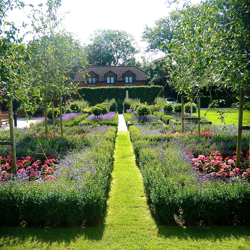 A large formal garden near Henley on Thames in Berkshire - Farmhouse ...