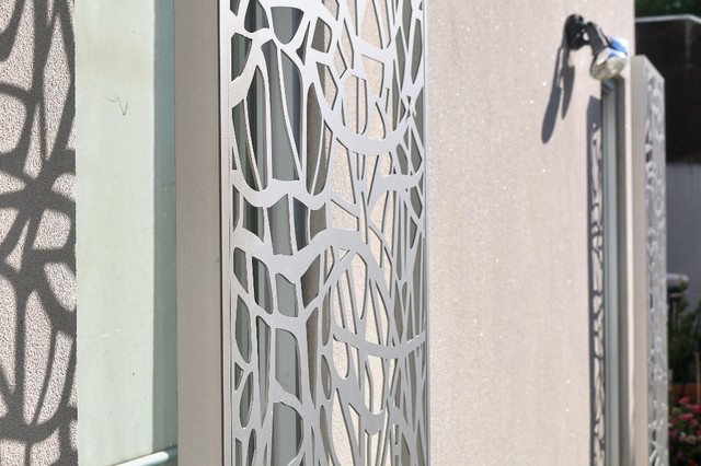 Beaumaris - laser cut privacy screens - Contemporáneo - Jardín ...