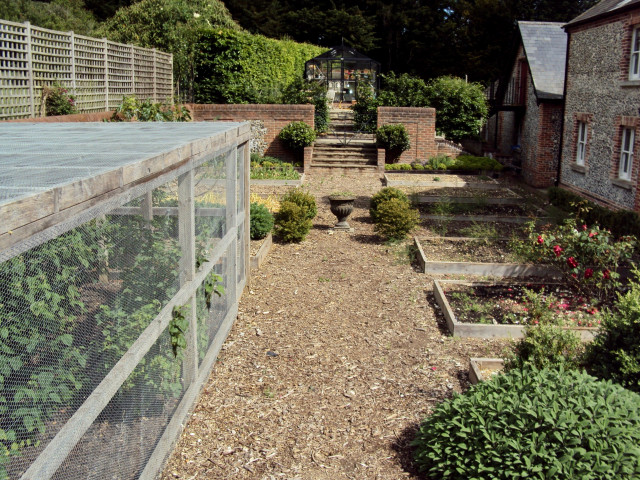 Beautiful Walled Garden with Fruit Cages - Classique - Jardin ...