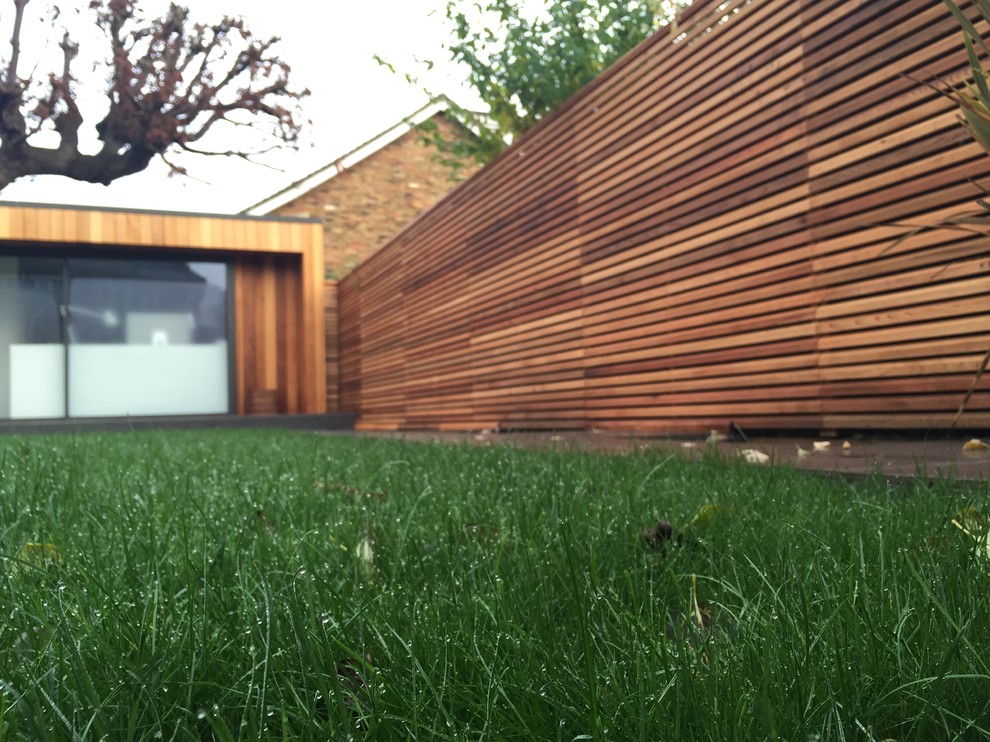 Cedar slatted fencing in private residence - Contemporary - Landscape ...