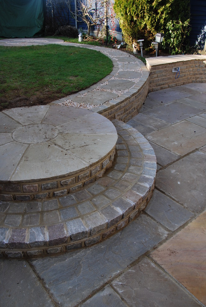 Circular stone steps and seating wall - Traditional - Garden - London ...