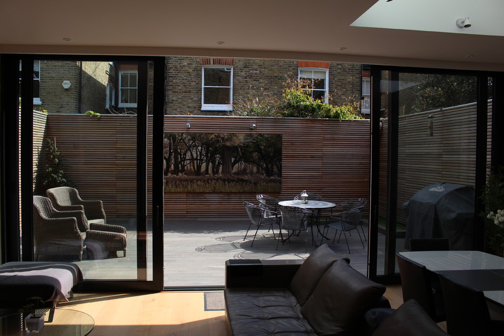 Contemporary Courtyard garden with Cedar slatted fencing - Garten ...