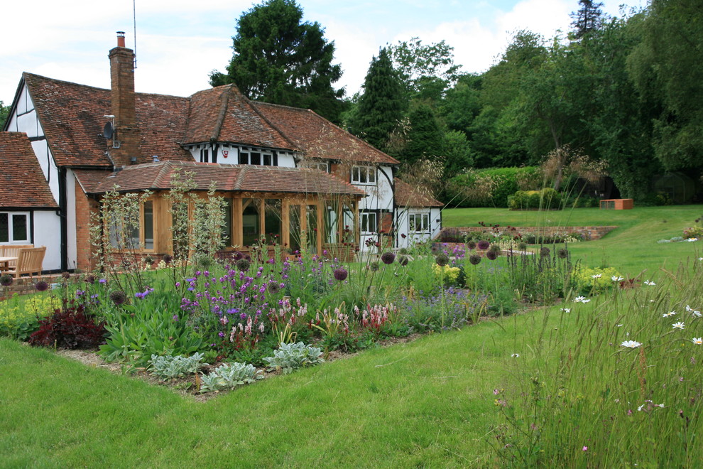 Country Garden with Traditional Planting - Campagne - Jardin ...