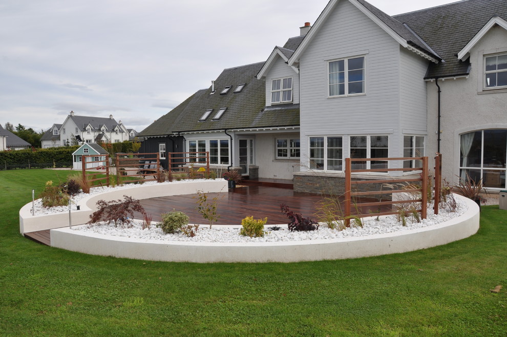 Curved planters in crisp white render topped with white pebbles ...