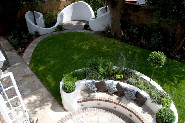 Curvy walls and walled seating add structure - Contemporary - Garden ...