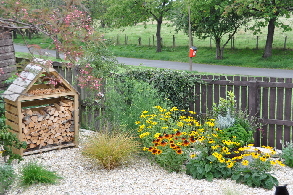 Gravelled area with specimen plants and wood store - Modern - Landscape ...