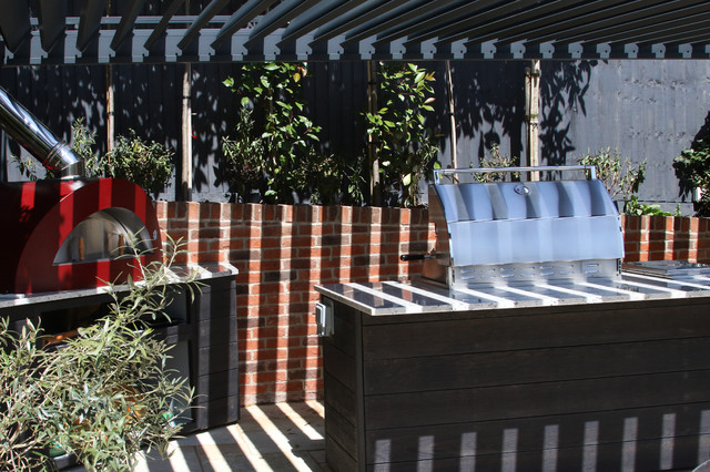 Modern Outdoor Kitchen With Glass Roof - Contemporain - Jardin ...