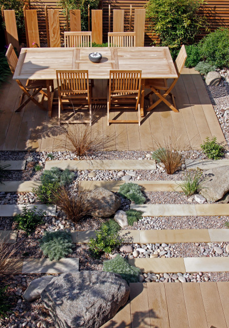 Ragstone, pebbles and plank paving - Contemporain - Jardin - Londres ...