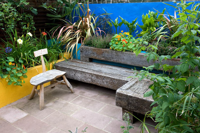 Railway sleeper seating, rendered raised bed, terracotta sandstone ...