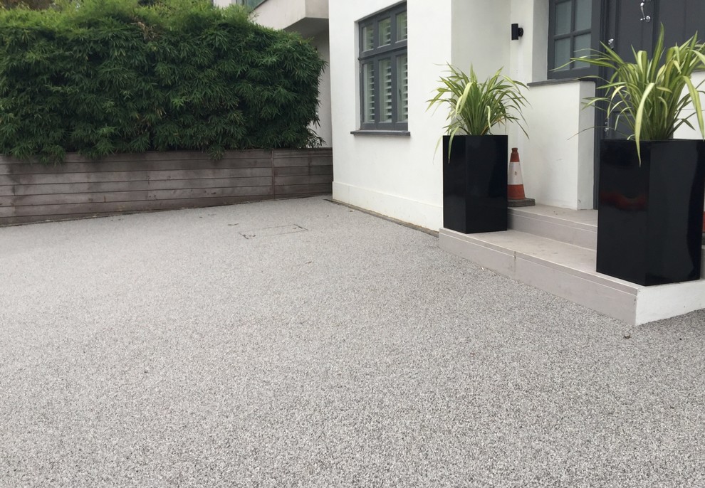 Resin bound aggregate driveway in Wimbledon - Contemporary - Landscape ...