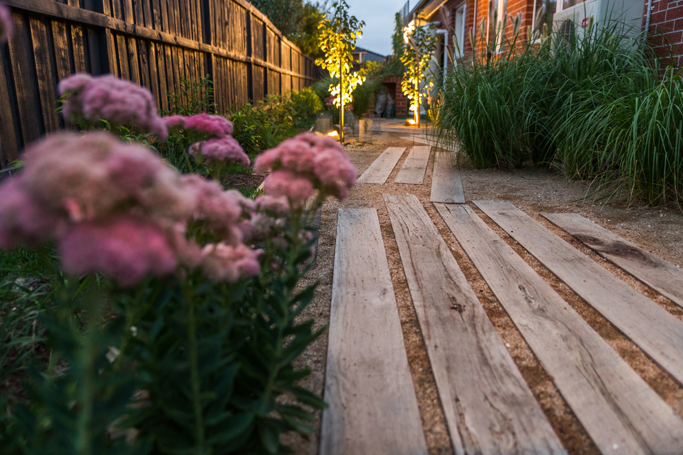 Side pathway to the washing line area - Contemporary - Landscape ...
