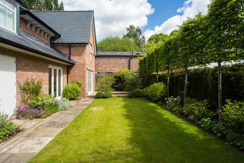 Small Courtyard in the Suburbs by Barnes Walker Landscape Architects ...