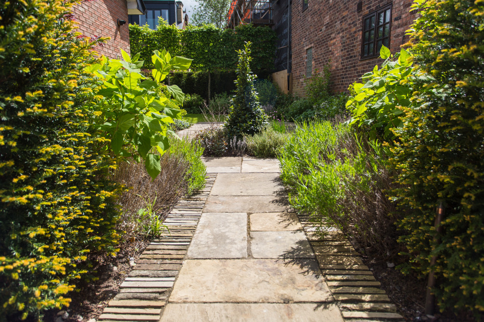 Small Courtyard in the Suburbs by Barnes Walker Landscape Architects ...
