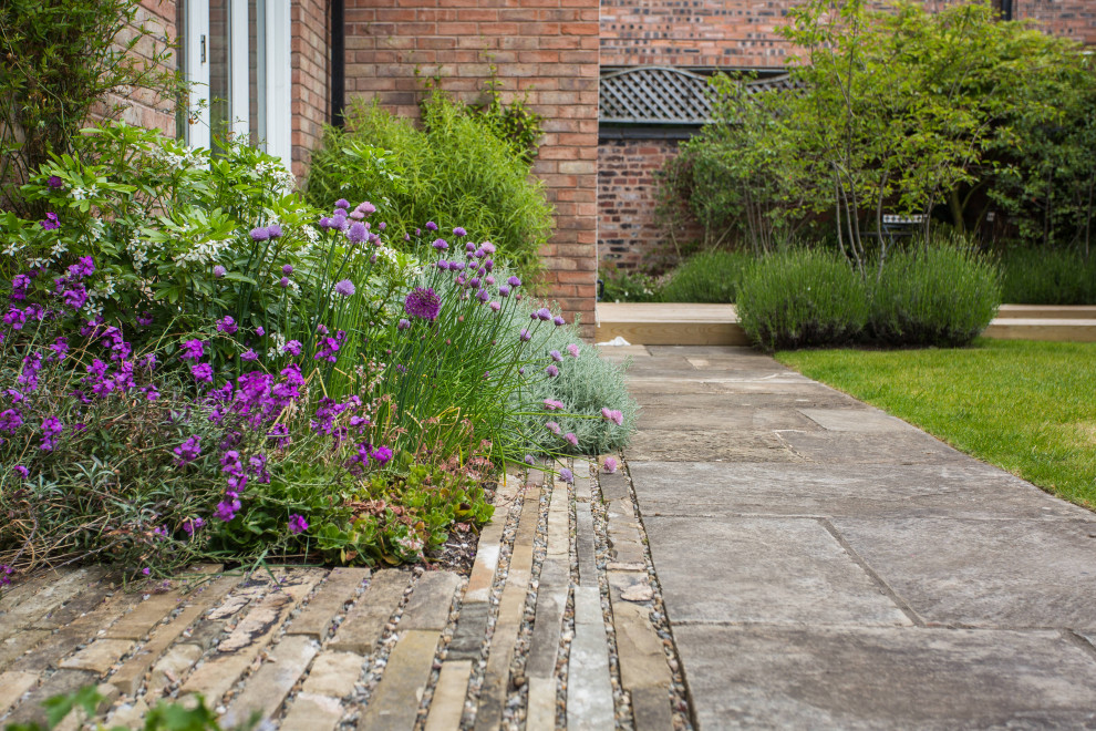 Small Courtyard in the Suburbs by Barnes Walker Landscape Architects ...