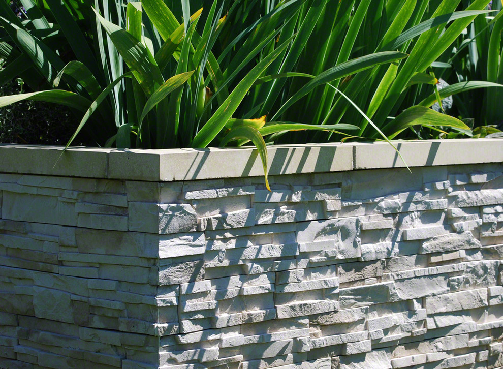 Stone planter in Stonemarket Häus veneer walling - Contemporary ...