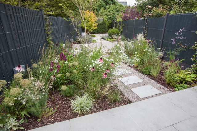 Backyard of the Week: Zigzag Paths and Modern Prairie-Style Beds
