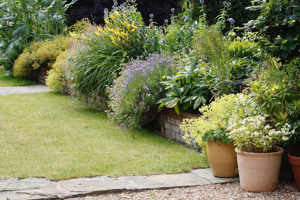 Traditional country garden - Farmhouse - Landscape - Hertfordshire | Houzz
