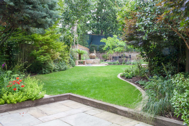 Yard of the Week: Elegant Curves in a Leafy Backyard for Lounging