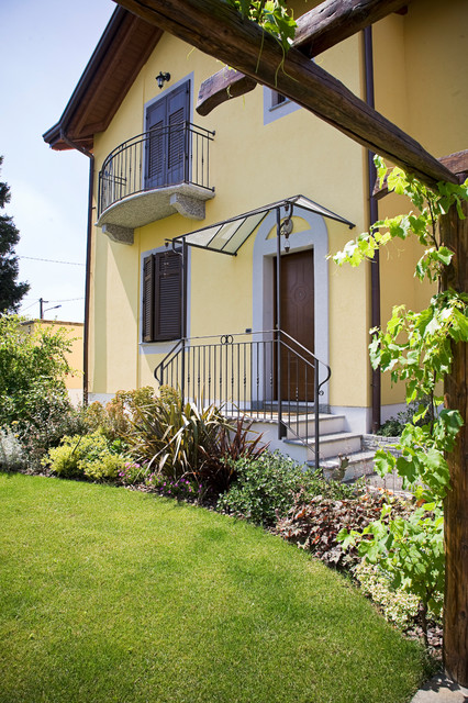 Il giardino davanti a casa, incorniciato da bordure in tinta con le ...