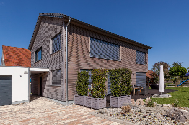 Haus mit moderner und zeitloser Holzschalung - Contemporain - Façade ...