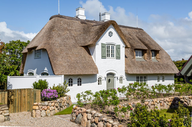 Home Staging Reetdachhaus in Wenningstedt - Country - Exterior - Other - by Immofoto-Sylt | Houzz AU