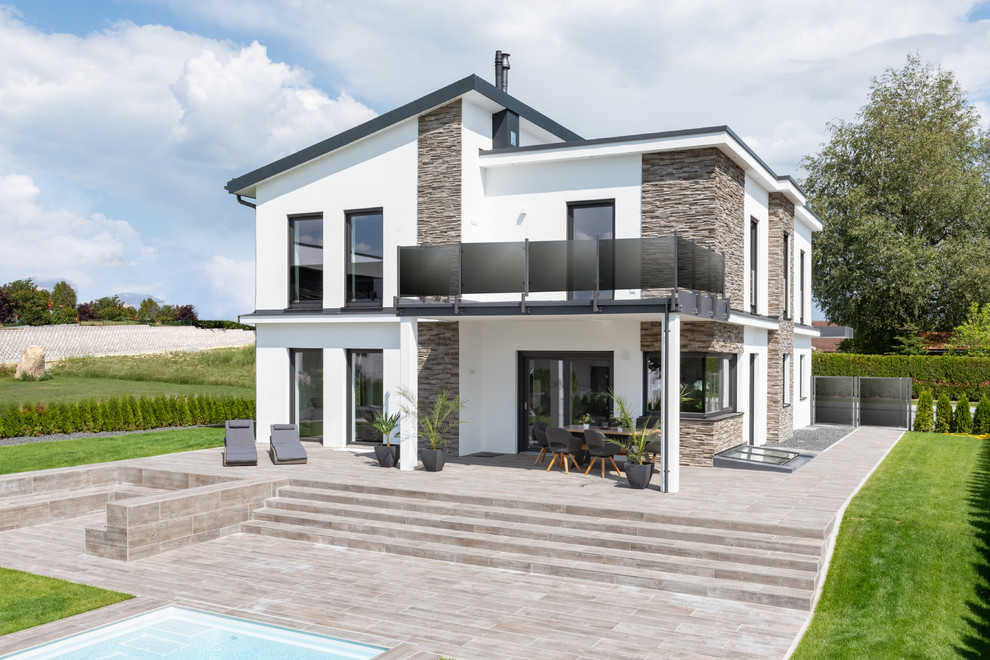 Lichtdurchflutetes luxuriöses Einfamilienhaus mit Pool - Contemporary ...