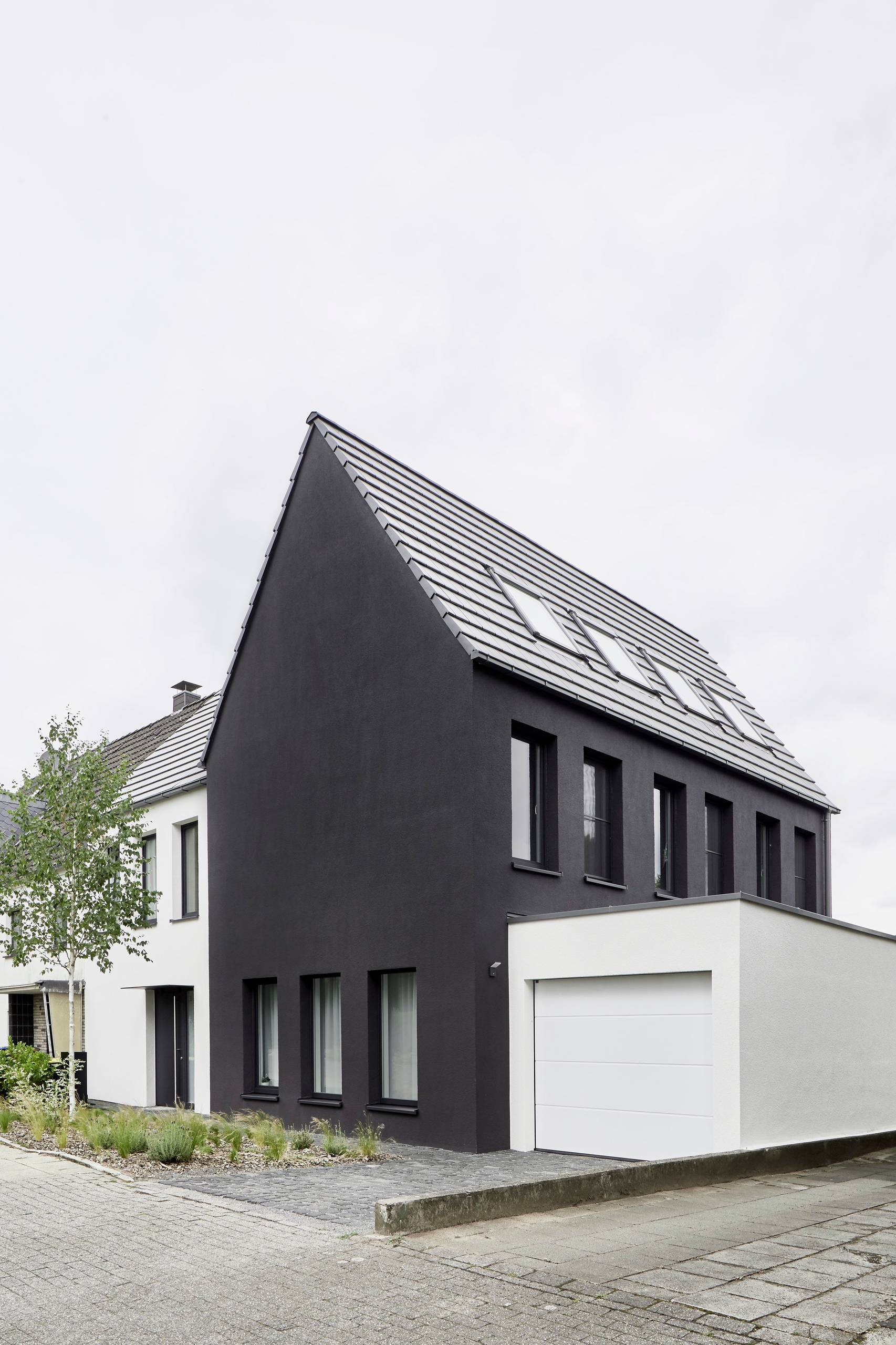 Facade Stucco Black