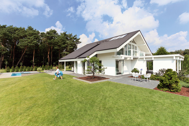 Villa mit Garten und Pool - Modern - Häuser - Sonstige - von DAVINCI ...