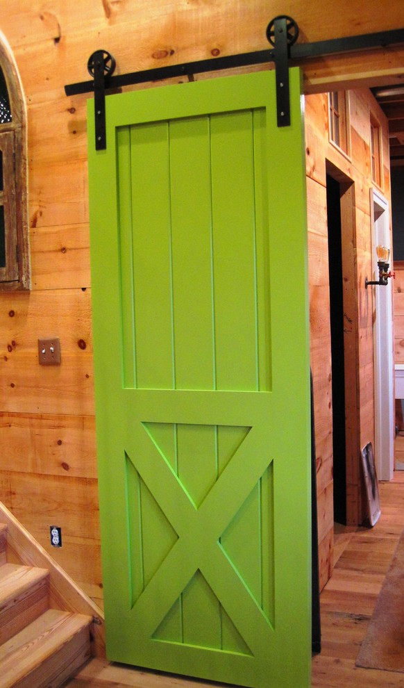 Custom interior barn-style sliding doors - Casa de campo - Recibidor y ...