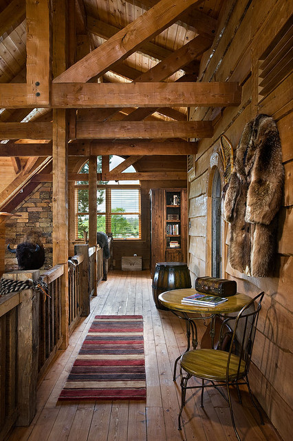Log home with barn wood and Western decor Klassisch Wohnbereich Nashville von Appalachian Log and Timber Homes Houzz
