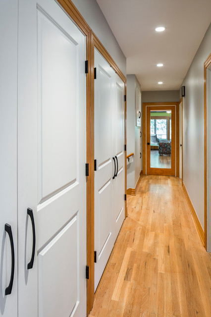 Mid-Century Split Level Addition/Whole House Remodel - Klassisch - Flur ...