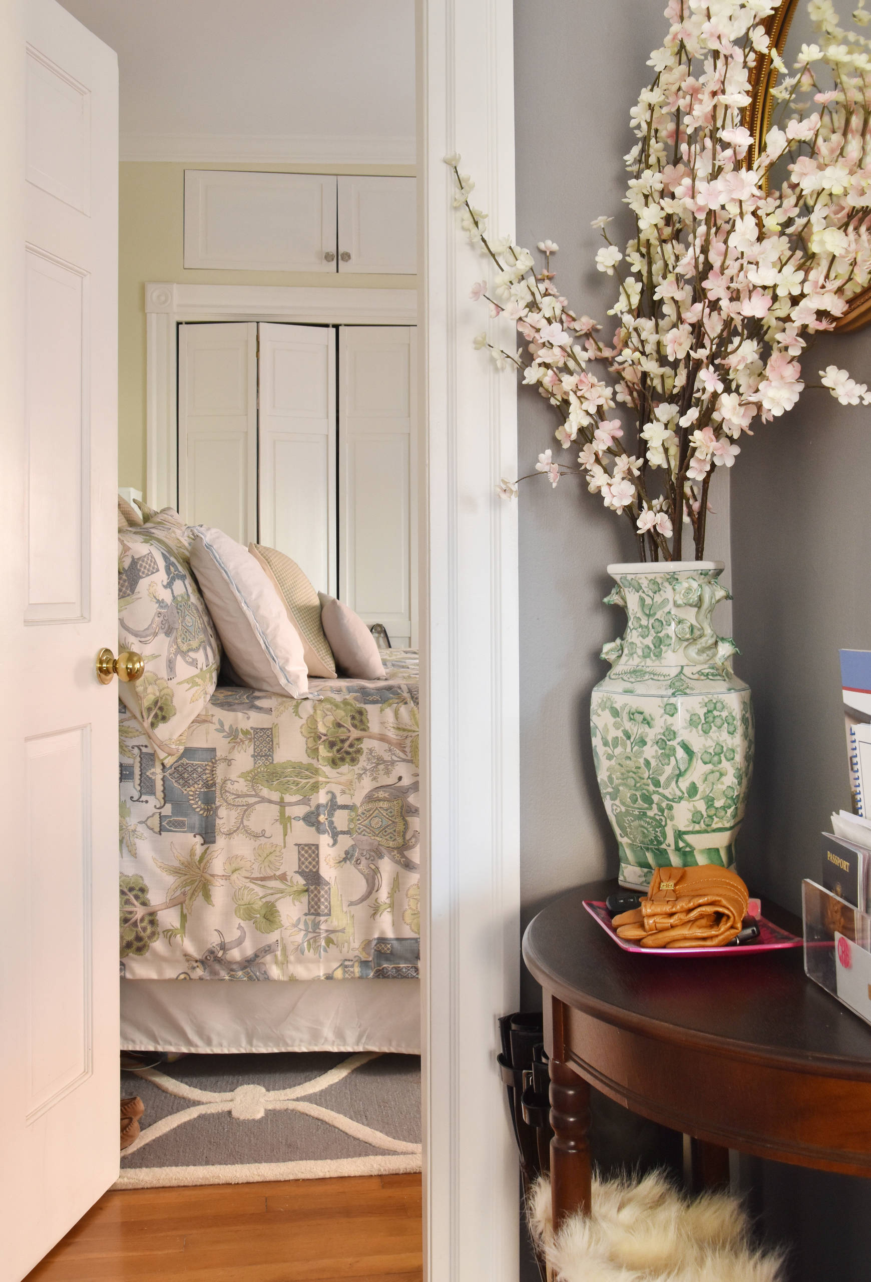 My Houzz: Traditional Charm in a Compact Boston Condo