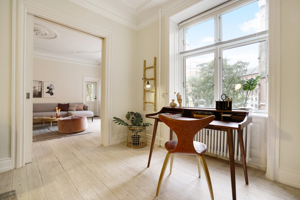 Hjemmekontor med kig til stuen - Scandinavian - Home Office ...