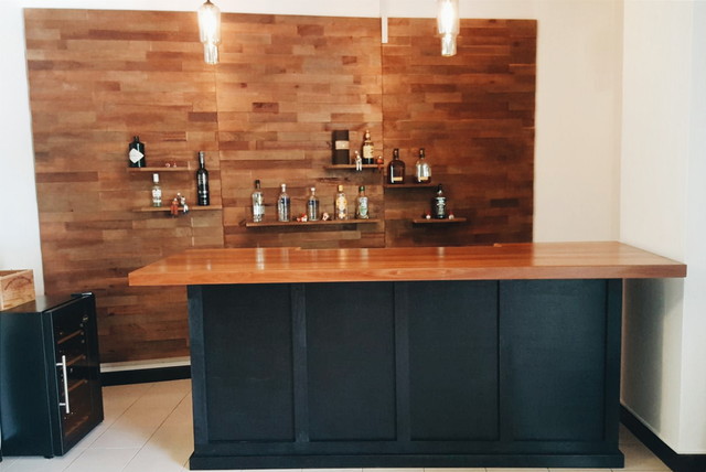 Arizona Bar feat. Staggered Wall with Shelves - Contemporain - Bar de ...
