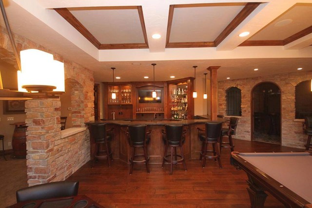 Lower Level Bar & Wine Cellar - Classique - Bar de Salon - Milwaukee ...