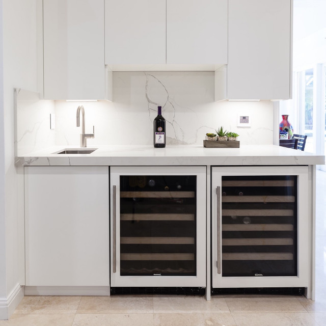 Modern Kitchen Cabinets - Modern - Home Bar - Miami - by Visions | Houzz