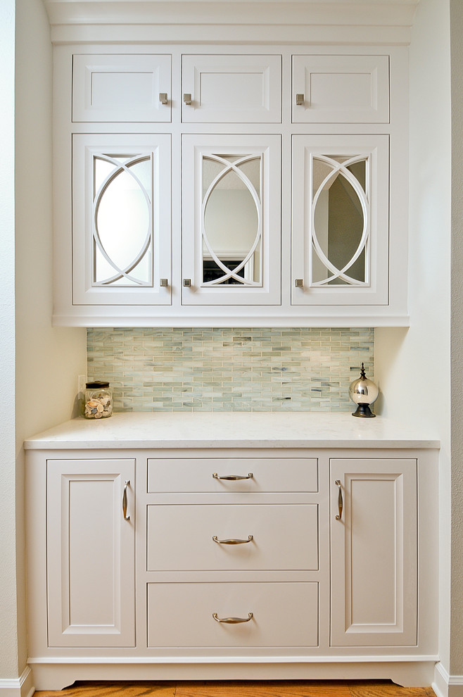 Winter Park White Kitchen with Booth Dining - Clásico renovado - Bar en ...