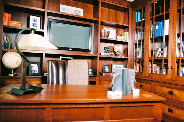 Calgary Custom Home Office - Craftsman - Studio - Calgary - di Patricia ...