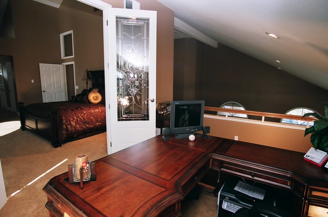 Home Office Under Sloping Ceiling - Classique - Bureau à domicile ...