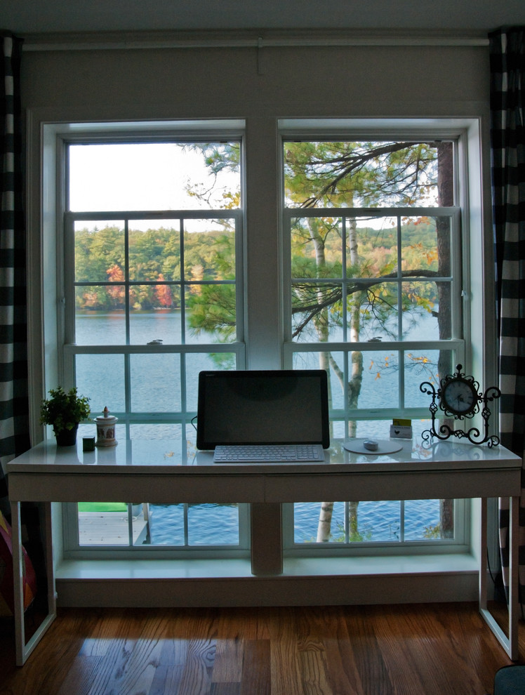 Large scale windows with deep sills let in the view! - Klassisch ...