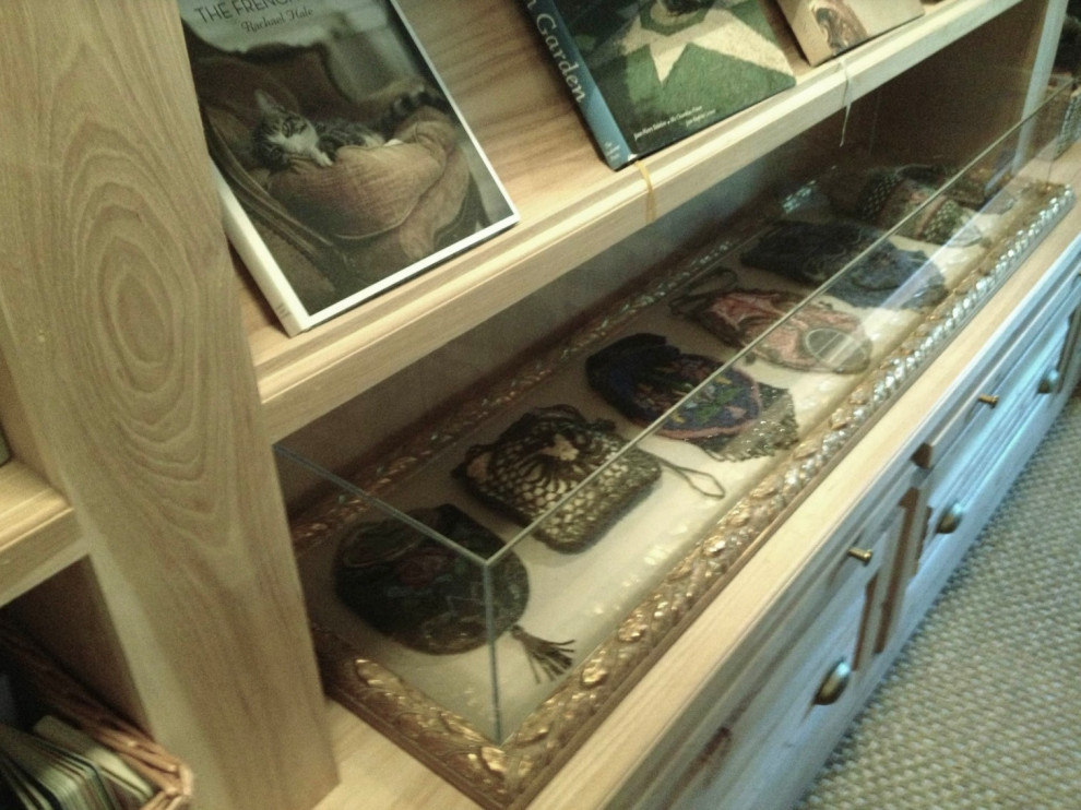 Library display case close-up - Classique Chic - Bureau à domicile ...