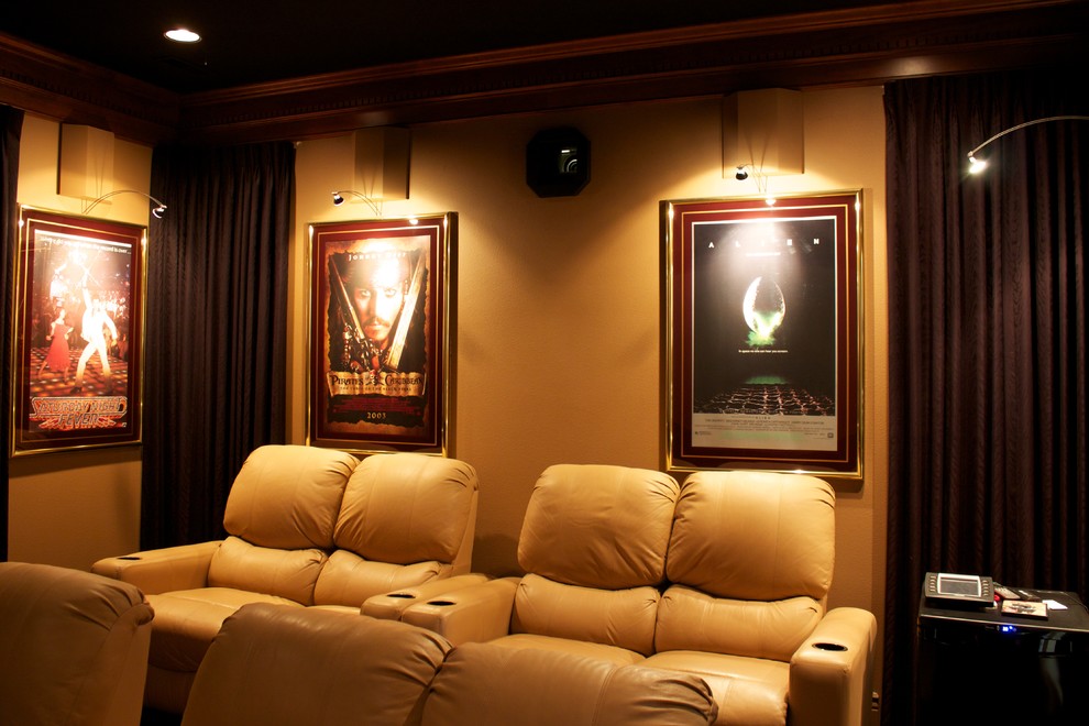 Theater room with hidden projector - Cine en casa - Portland - de AV ...