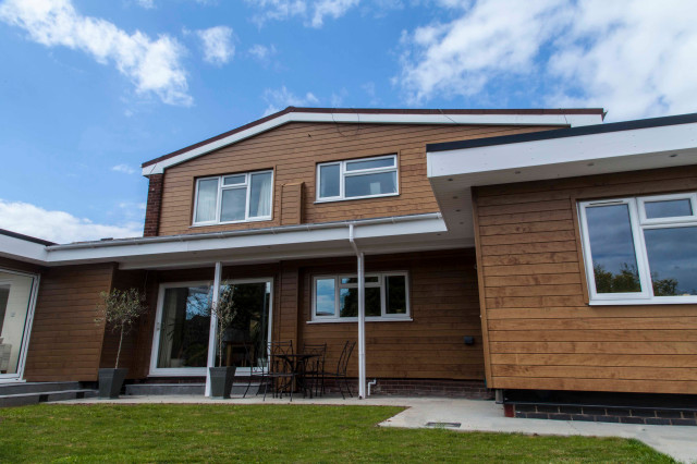 Accoya cladding residential across garden - Montagne - Façade - Londres ...