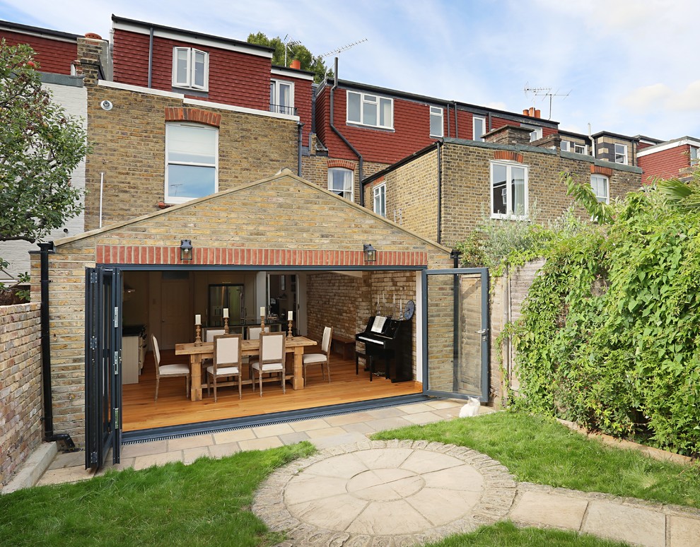 Beautiful kitchen extension in London KT1 with pitched roof - Clásico ...