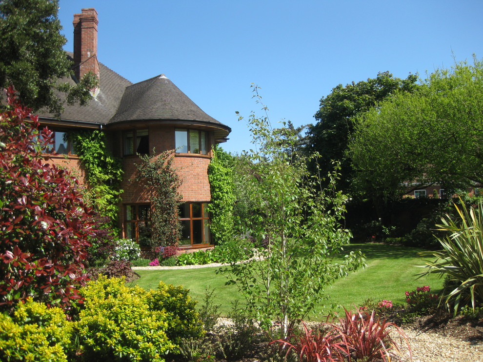 Edwin lutyens styled home with heavy overhanging eaves - Classique ...